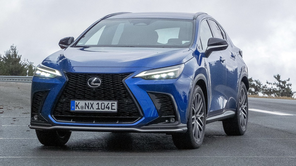 Lexus NX (2023)